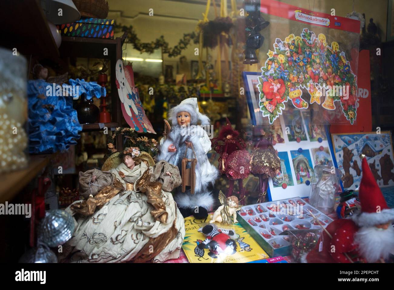 Dolls in shop window display hi-res stock photography and images - Alamy