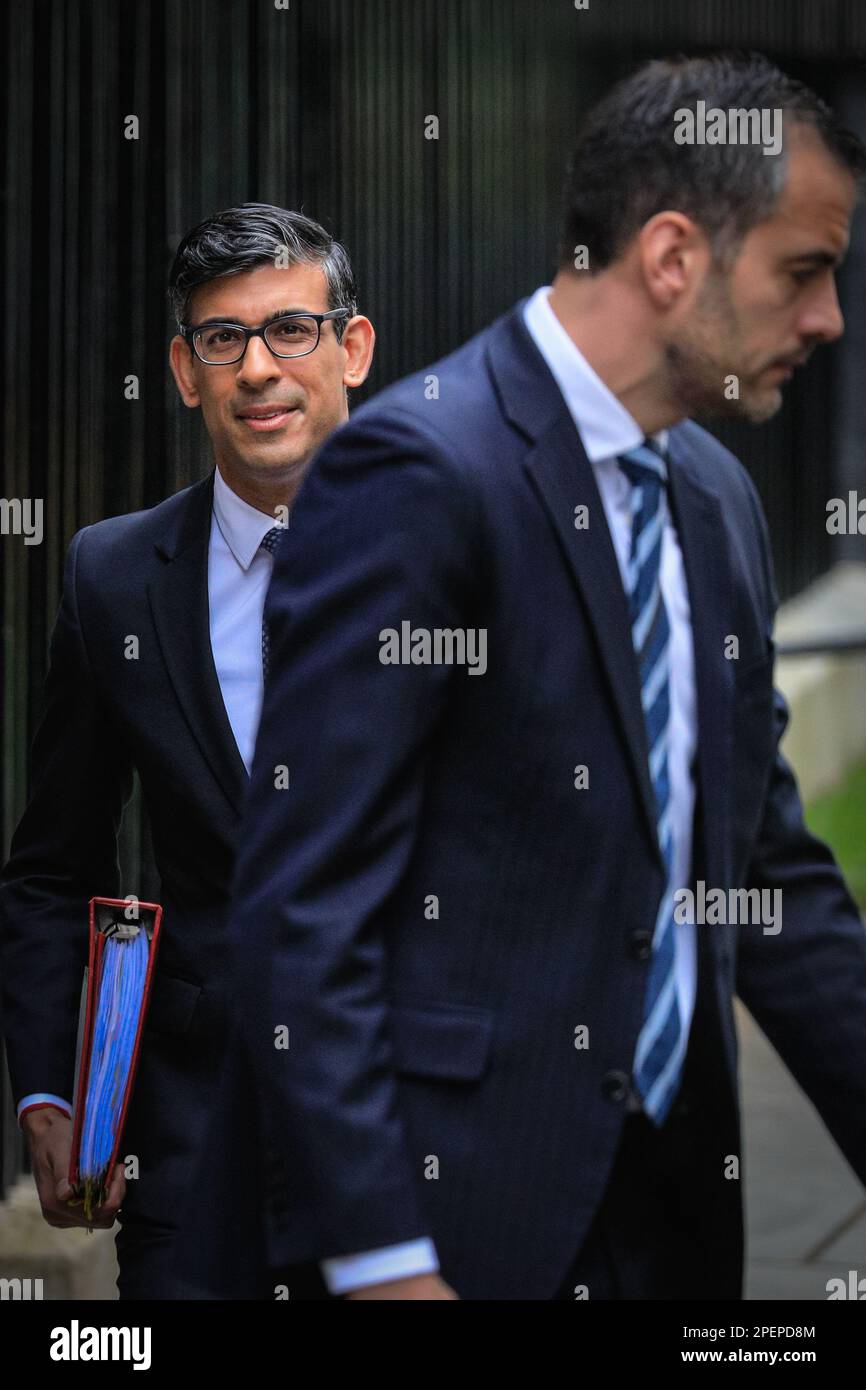 London, UK. 15th Mar, 2023. Rishi Sunak, MP, Prime Minister of the United Kingdom, peeks over ...