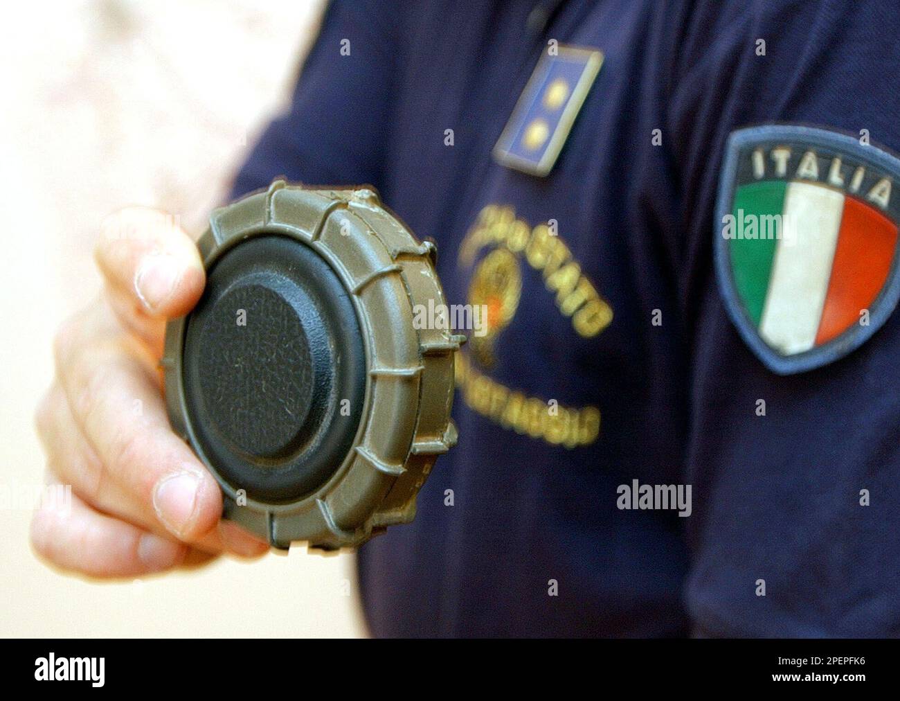 The Italian-made VS-MK2 anti-personnel mine shown by an Italian Police ...