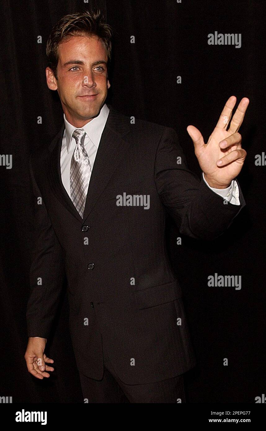 Musician Carlos Ponce poses for photographers at the Imagen Awards in ...