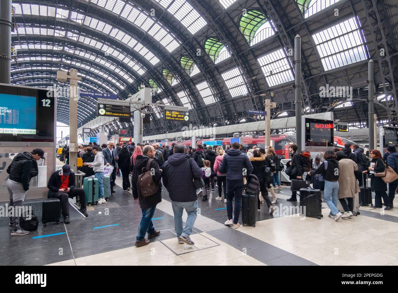 Milan railway station crowd hi-res stock photography and images - Alamy