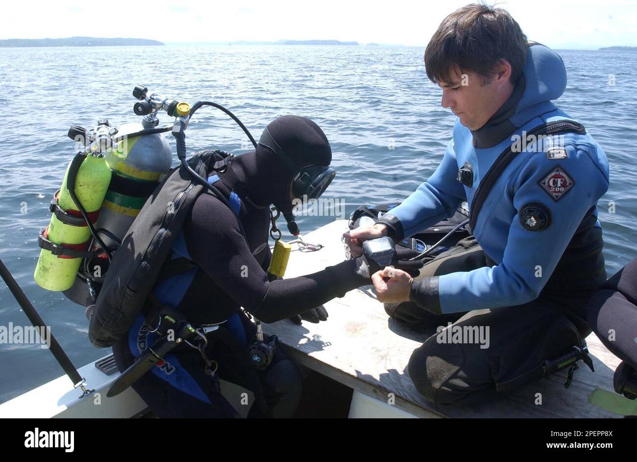 ** ADVANCE FOR SUNDAY AUGUST 29 **Art Cohn , left, gets help from Adam ...