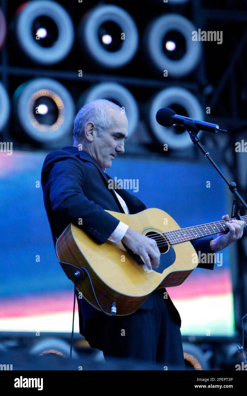 Paul Kelly and band performing at the Live Earth concert. Aussie ...