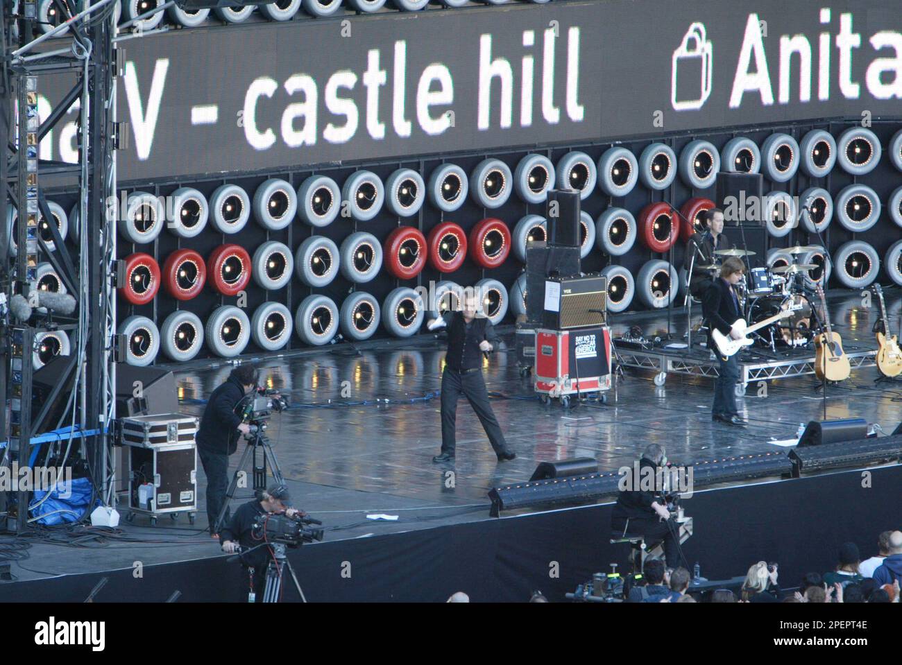 Jimmy Barnes introduces to the stage Paul Kelly and band for their ...