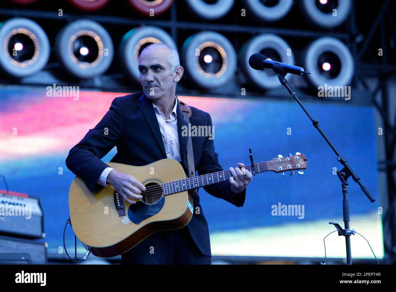 Paul Kelly and band performing at the Live Earth concert. Aussie ...