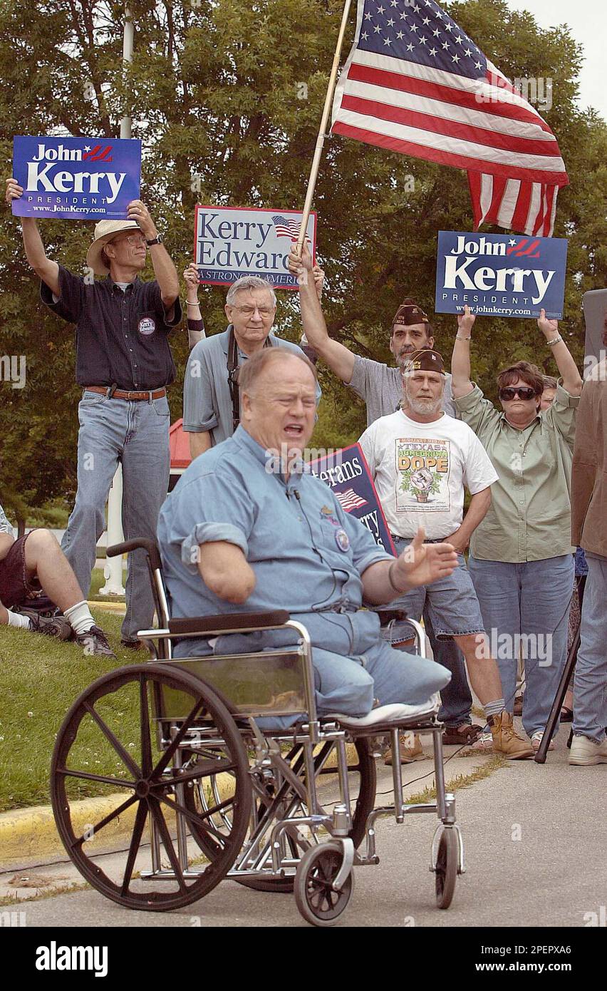 Former Sen. Max Cleland speaks at a rally in support of Democartic ...