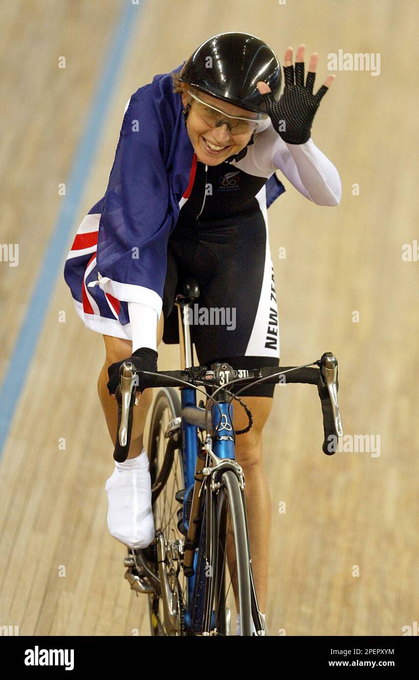 New Zealand's Sarah Ulmer reacts after winning the gold medal and ...