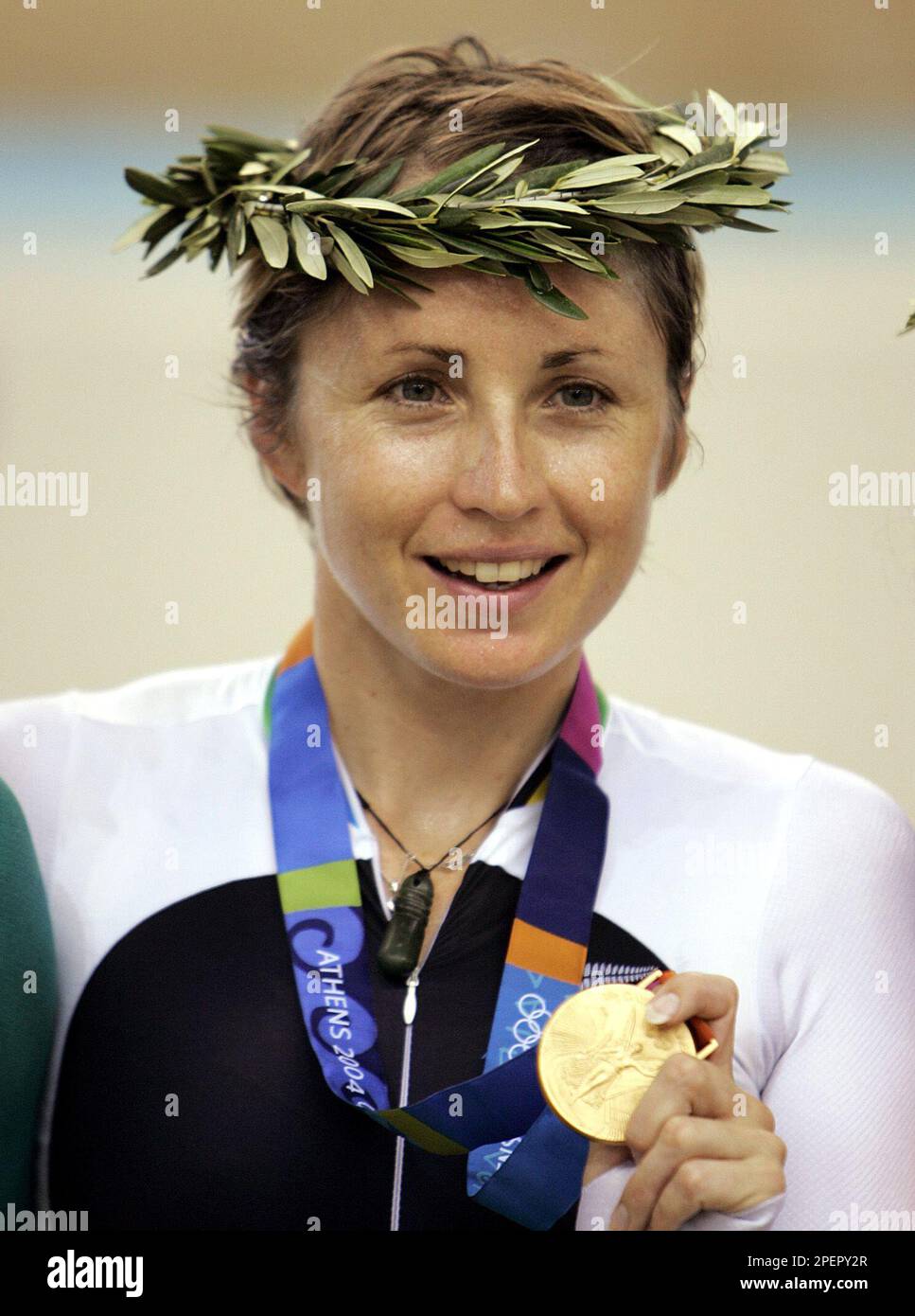 New Zealand's Sarah Ulmer shows her gold medal after setting a new ...