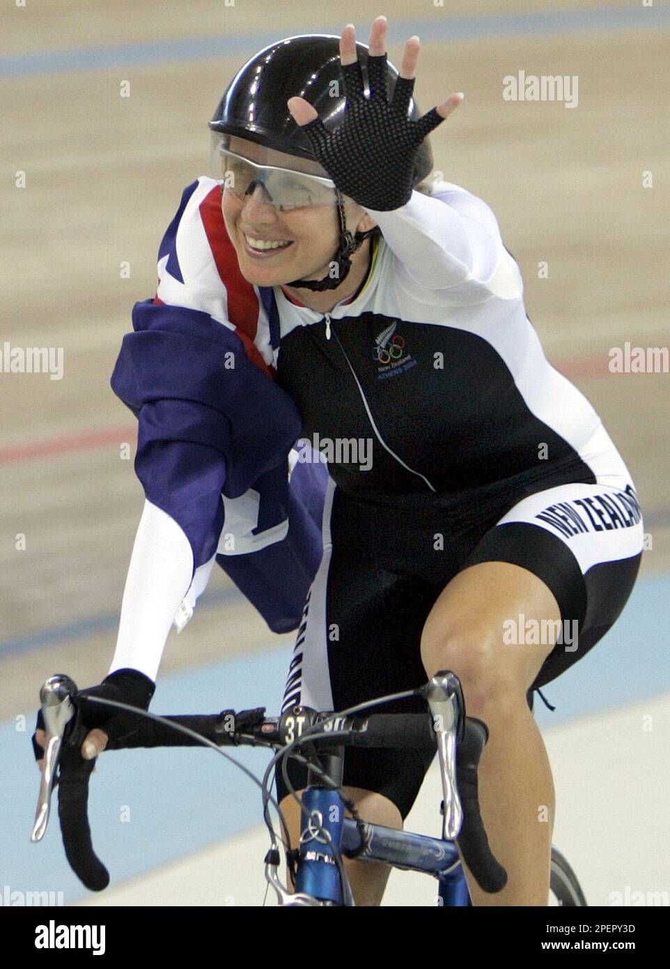 New Zealand's Sarah Ulmer waves after winning the gold medal and ...