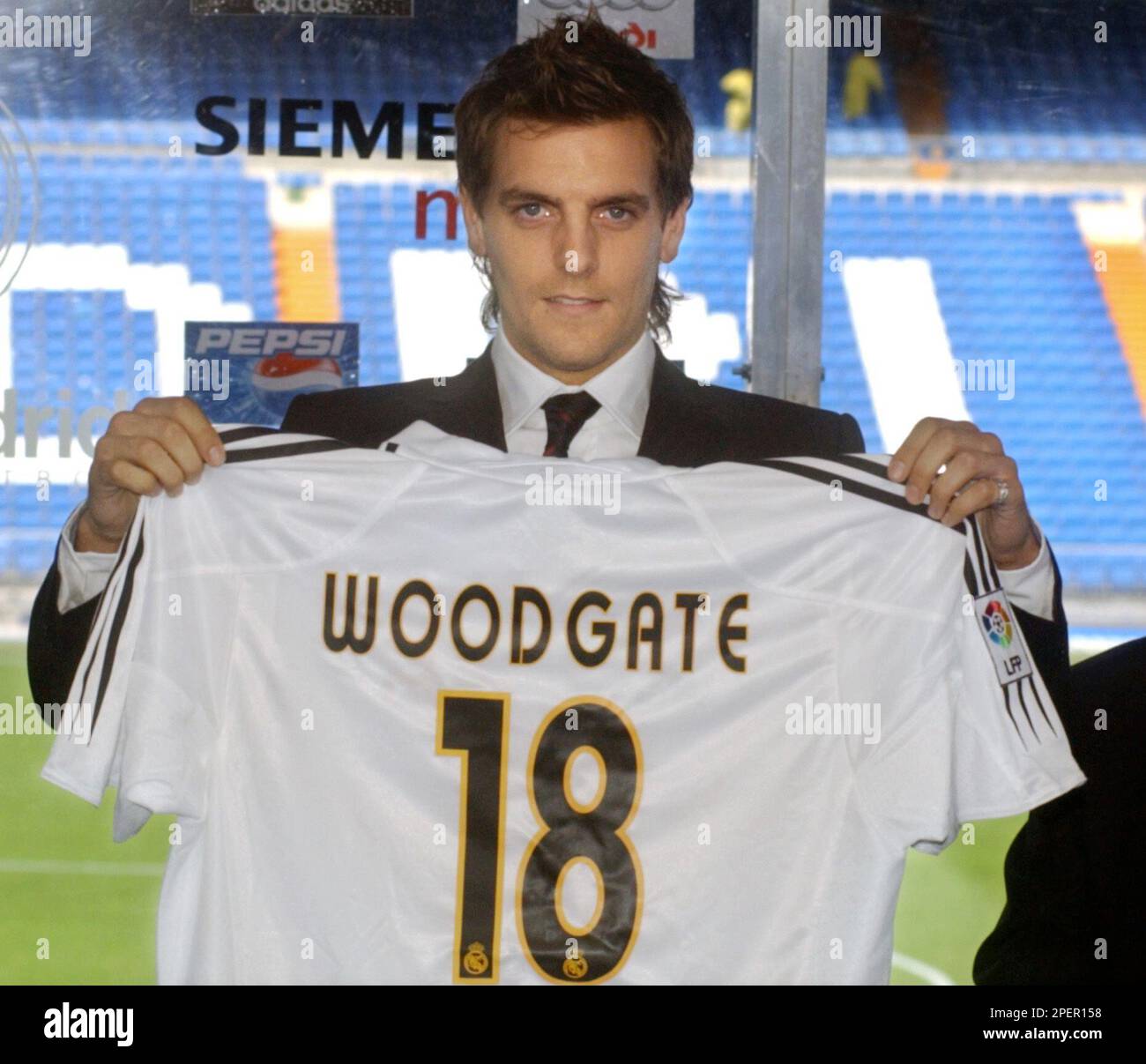 English defender Jonathan Woodgate holds up his new Real Madrid shirt ...