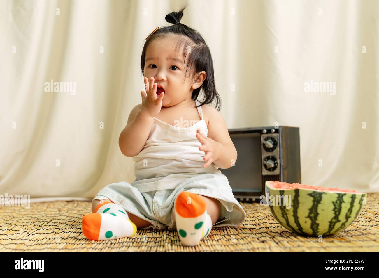 Retro girls eating hi-res stock photography and images - Alamy