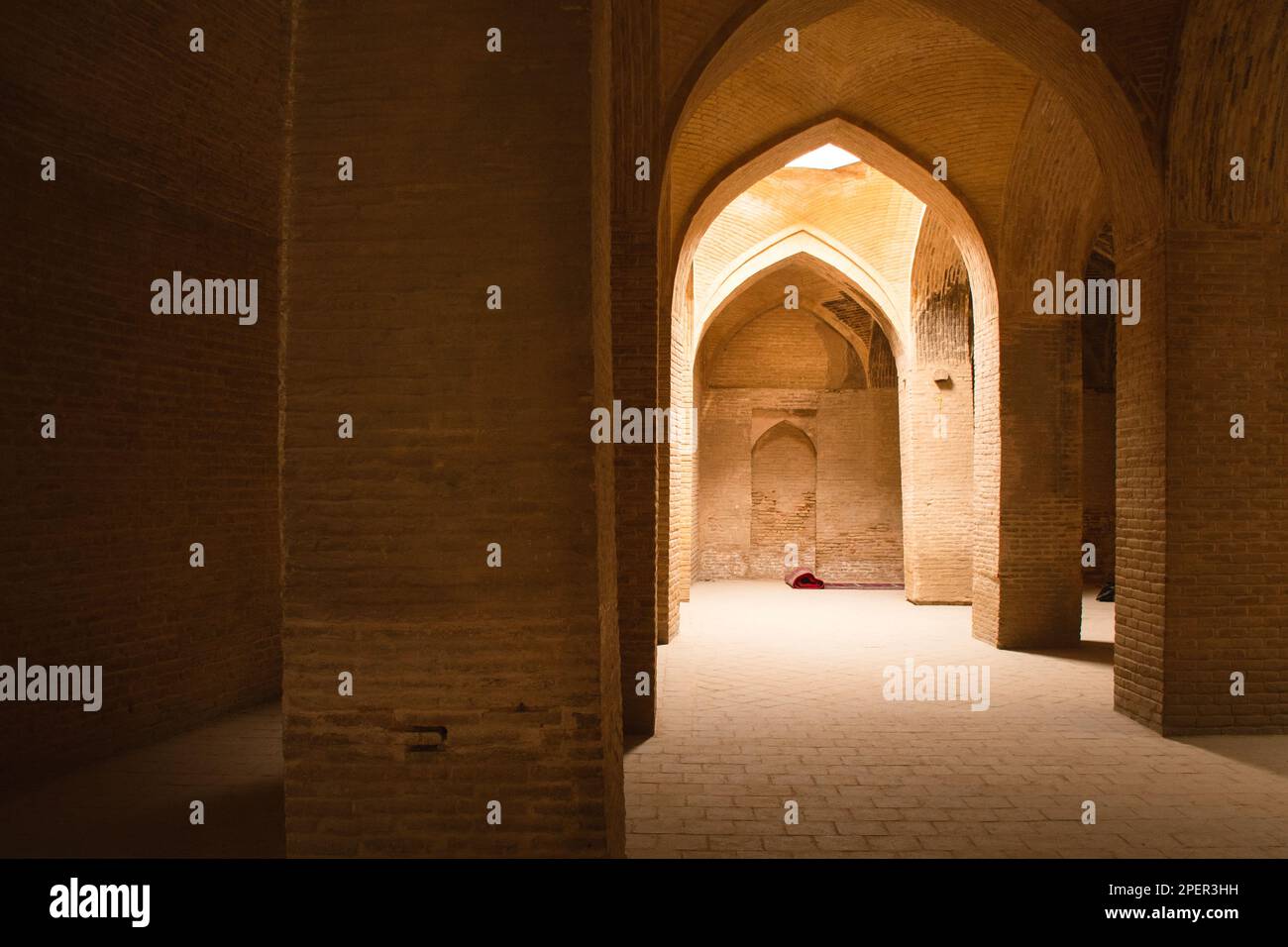 Masjed-e Jameh Mosque Ceiling with Roof Circle Window and Muqarna ...