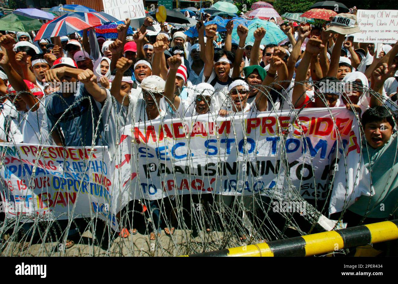 Filipino OFWs (Overseas Filipino Workers) shout slogans during a rally ...