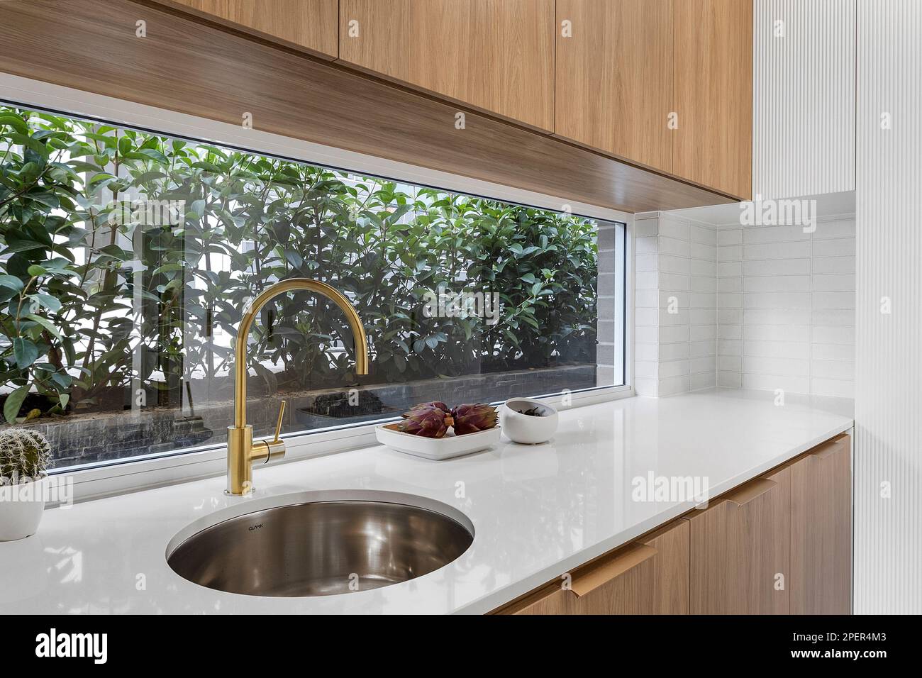 White kitchen sink gold hi-res stock photography and images - Alamy