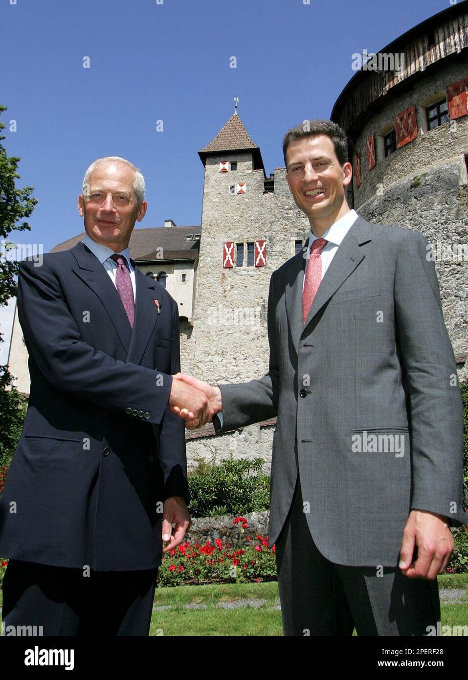 Mit einem symbolischen Handschlag uebergibt Fuerst Hans-Adam II., links ...