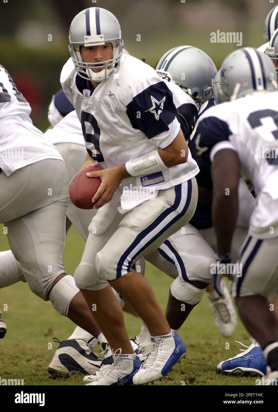 Dallas Cowboys quarterback Tony Romo (9) prepares to hand-off to ...