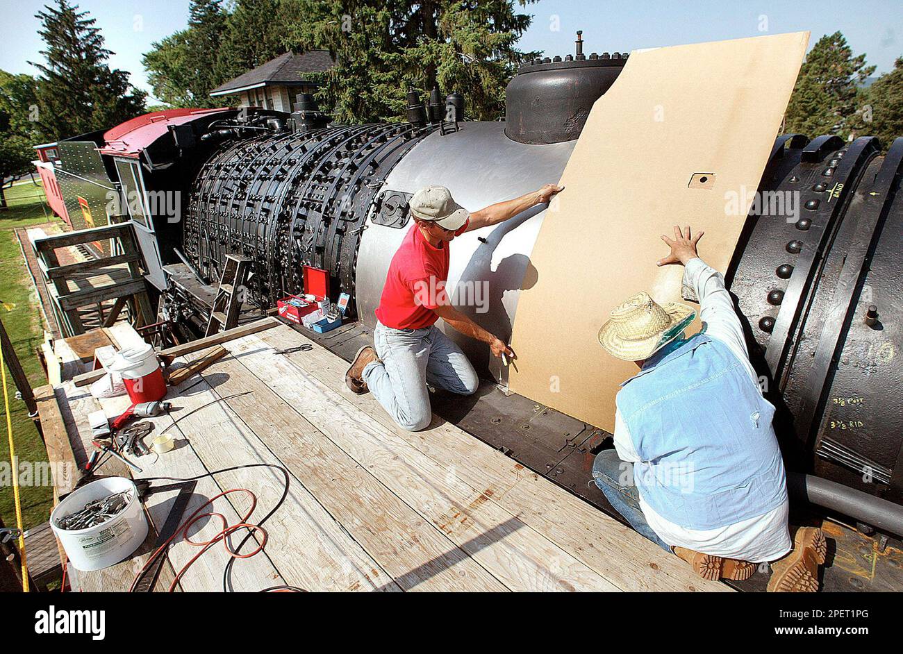 ** ADVANCE FOR WEEKEND AUG 7-8 ** Dave Novak, left, and Joe Noelke use ...