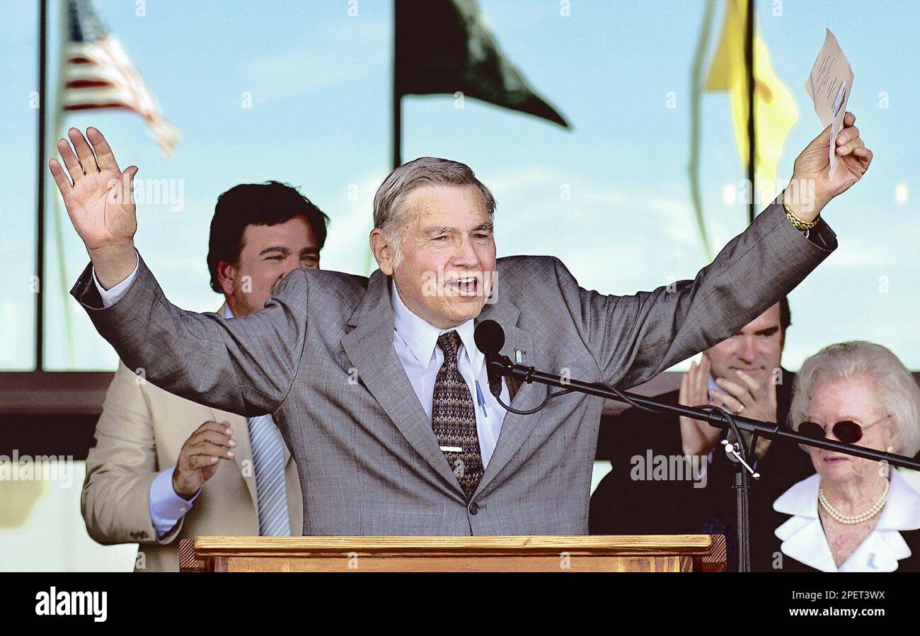 Former New Mexico Gov. Bruce King speaks during a ceremony at the New ...