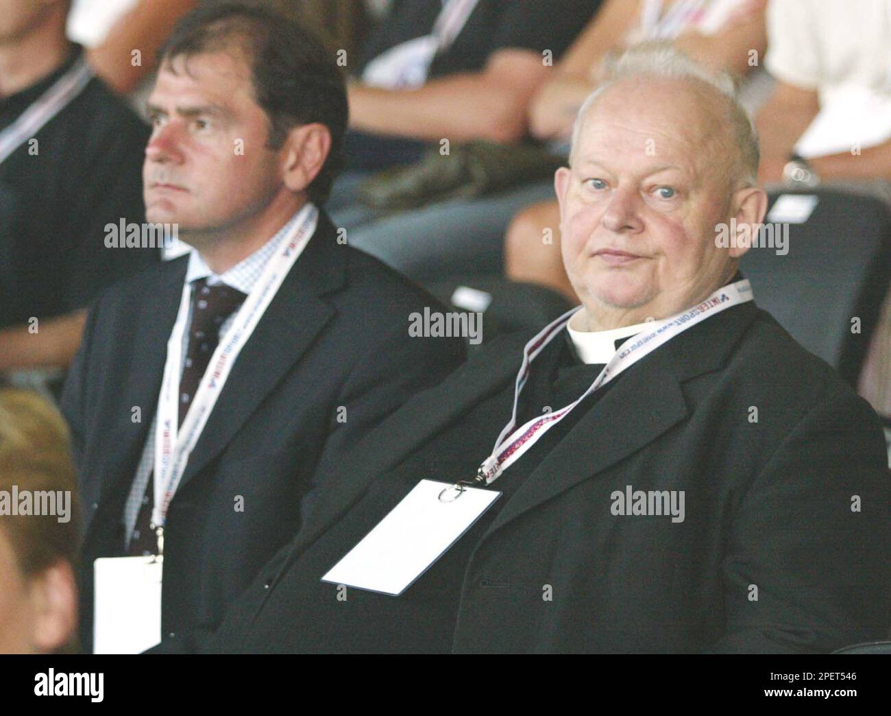 Bischof Kurt Krenn, besucht am Montag, 2. Aug. 2004, das Gugl-Meeting ...