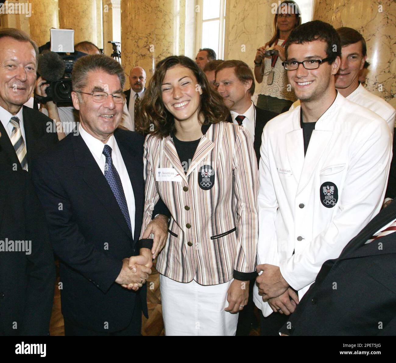 Bundespraesident Heinz Fischer verabschidet am Montag, 2. Aug. 2004, in ...