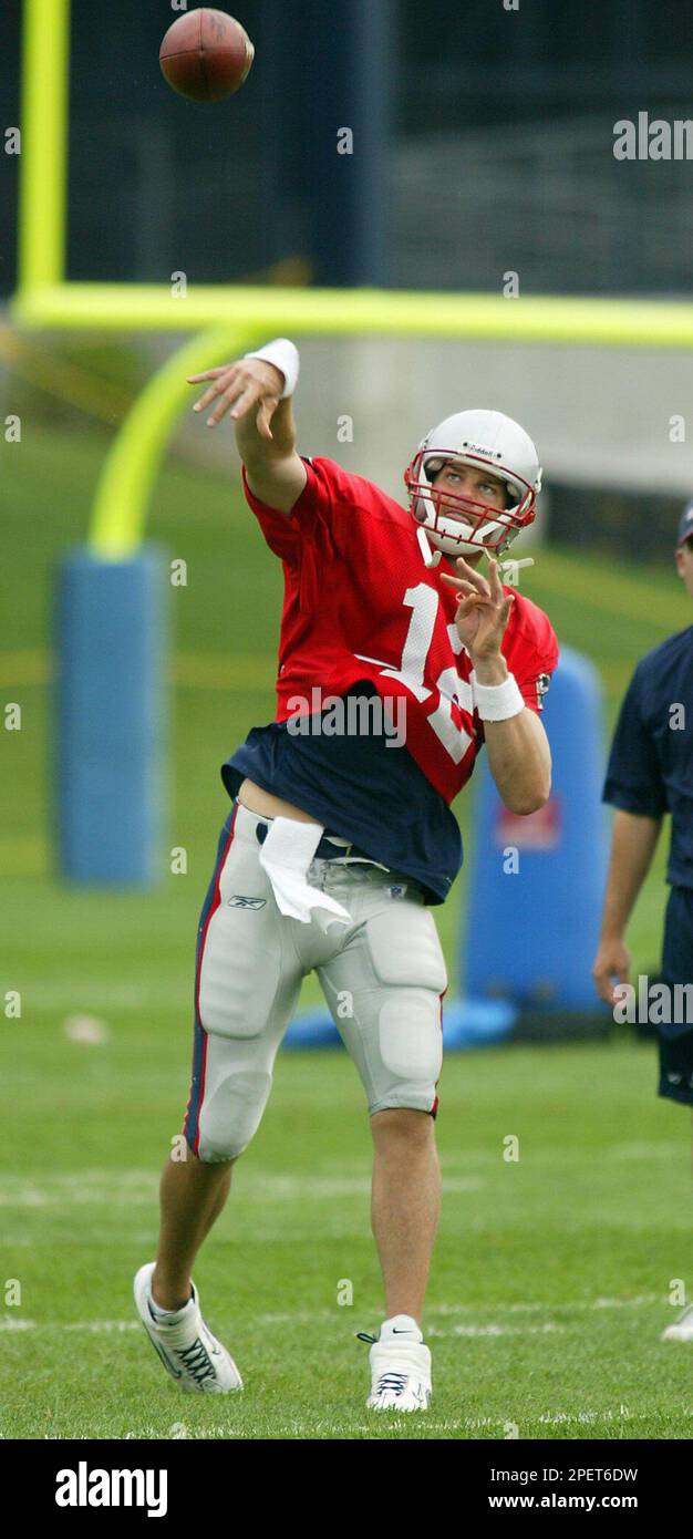 New England Patriots quarterback Tom Brady warms up during training ...