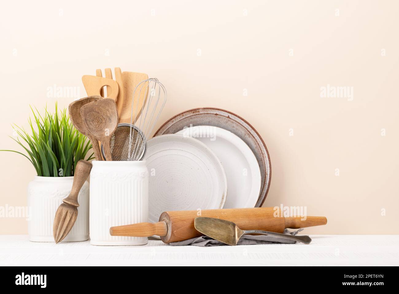 Colander beige kitchen equipment hi-res stock photography and images ...