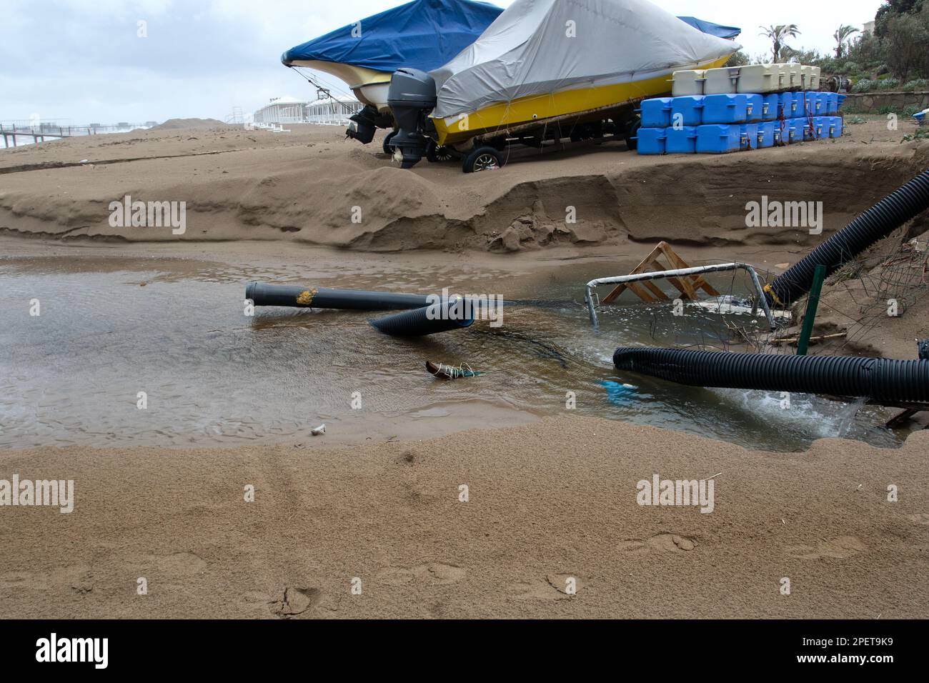 Sewage pipe sea pollution hi-res stock photography and images - Alamy