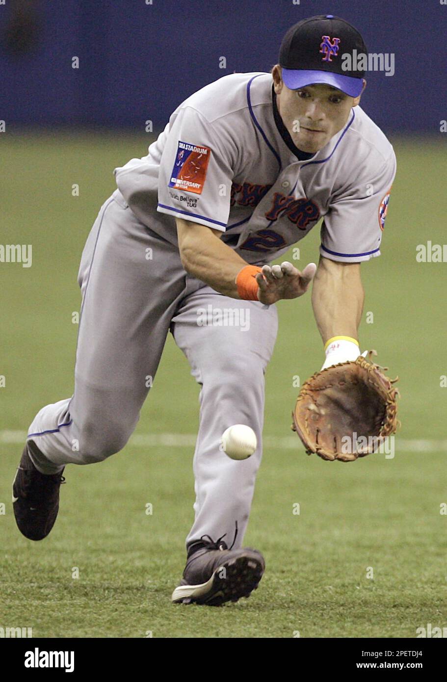New York Mets Kazuo Matsui runs to catch a line drive by Montreal Expos ...