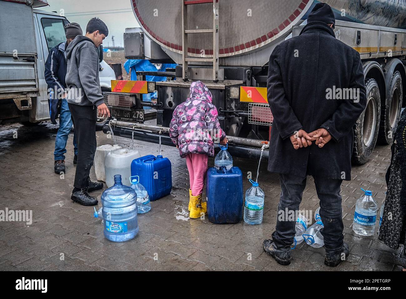 Fetching water from water tanker hi-res stock photography and images ...