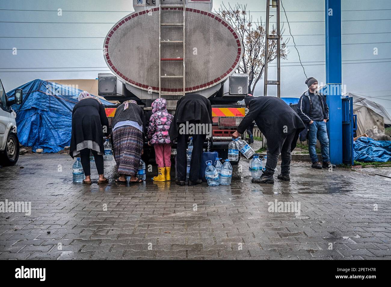 Fetching water from water tanker hi-res stock photography and images ...