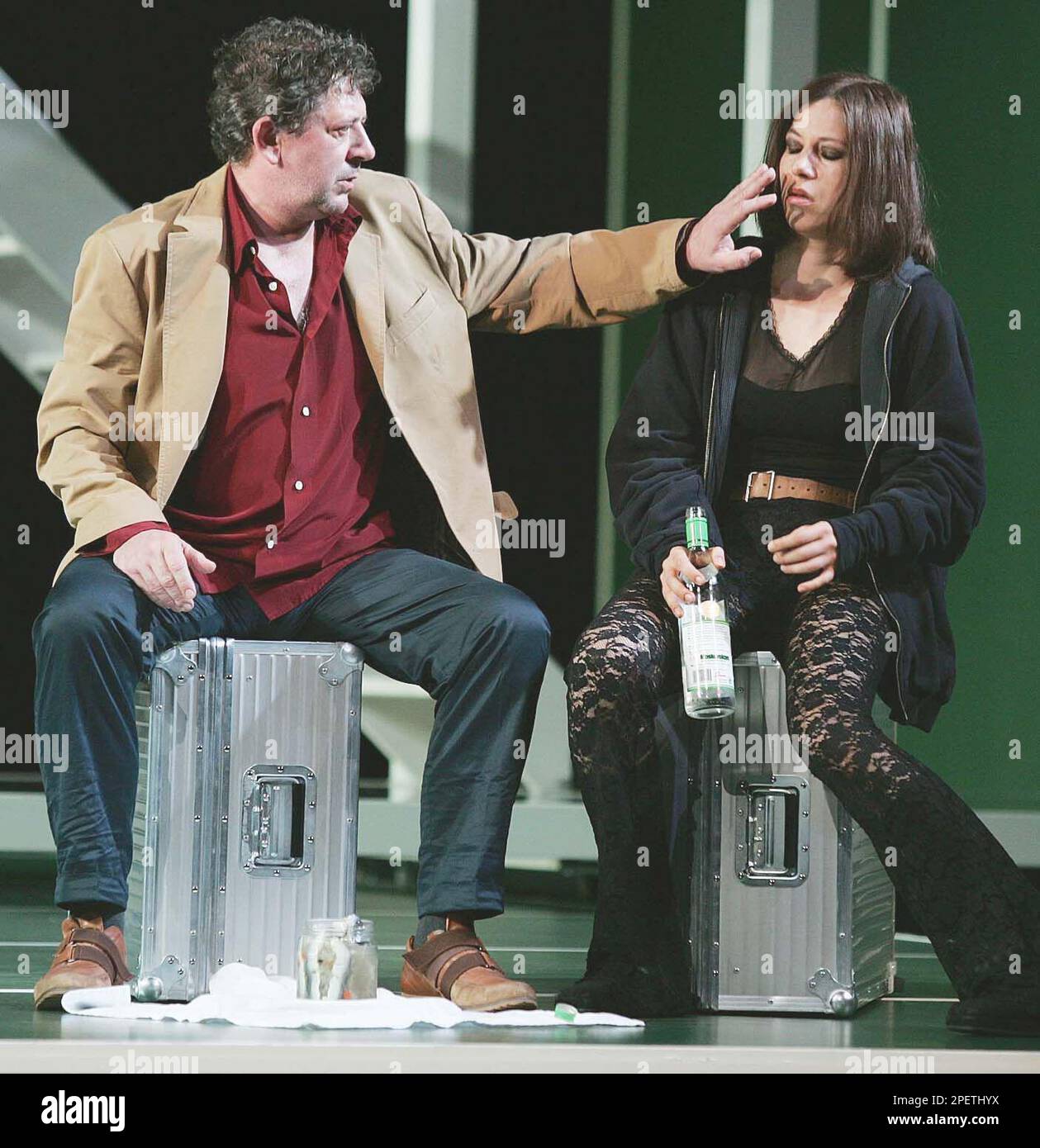 Andre Jung in der Rolle des Boris Alexejewitsch Trigorin und Jule Boewe ...