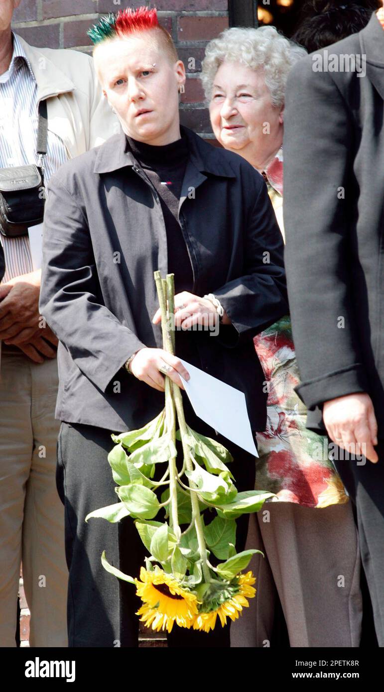 Die PDS-Abgeordnete Angela Marquardt steht waehrend der ...