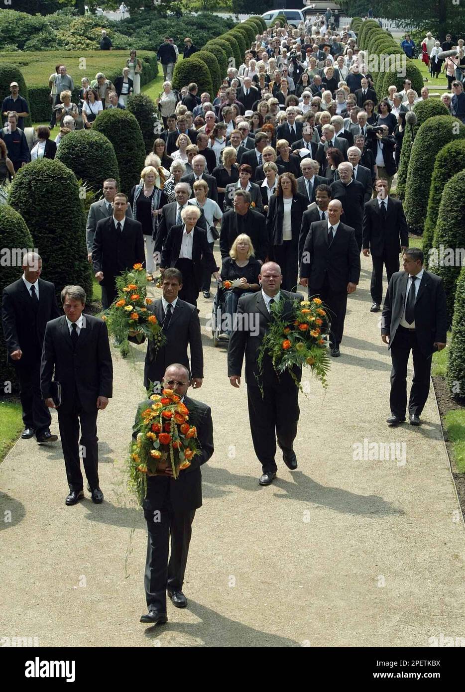 Der Trauerzug mit der Urne der Schauspielerin Inge Meysel an der Spitze ...