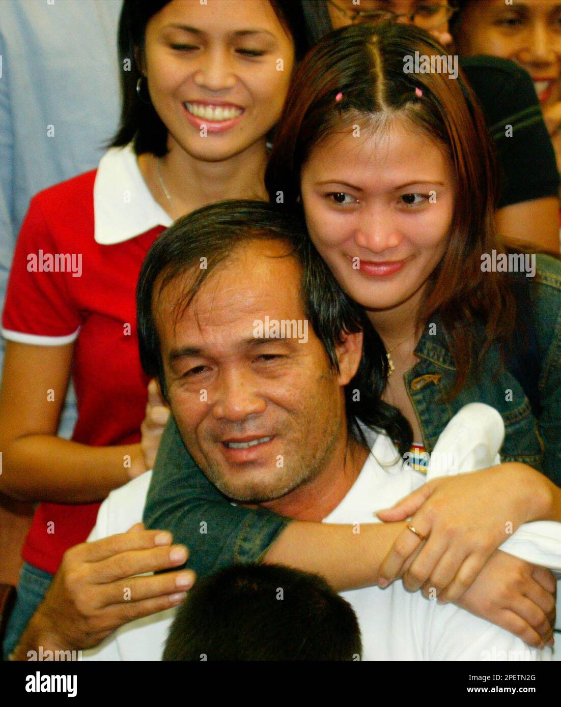 Released Filipino hostage Angelo Dela Cruz is hugged by his daughter ...