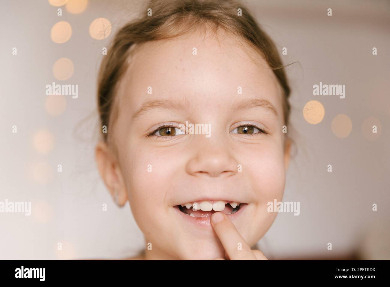 Smile without showing teeth hi-res stock photography and images - Alamy