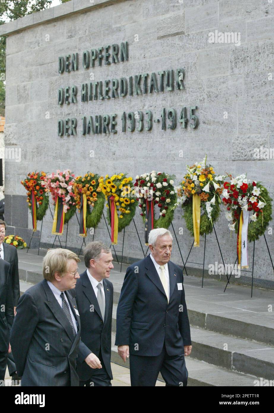 Bundespraesident Horst Koehler, Mitte, geht in der Gedenkstaette Berlin ...