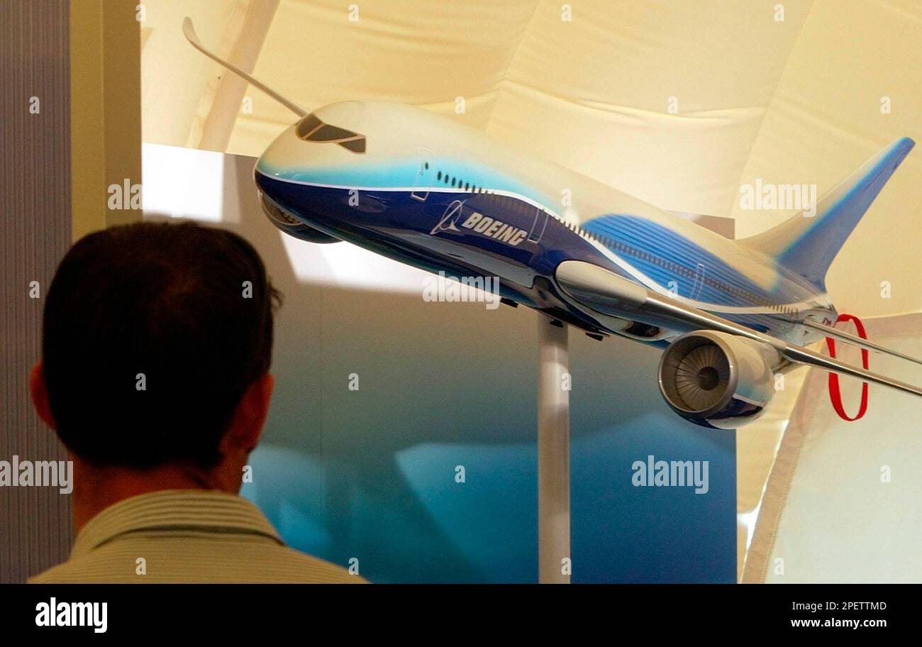 A model of Boeing's new aircraft the 7E7 Dreamliner at Farnborough ...