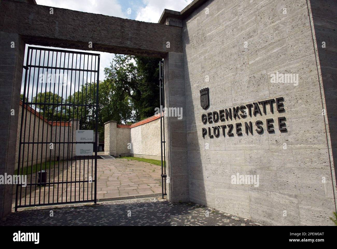 Blick auf den Eingang der Gedenkstaette Ploetzensee in Berlin am ...
