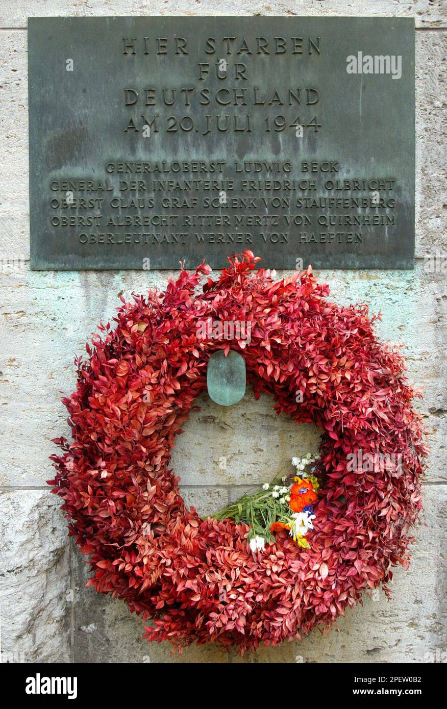 Blick auf eine Gedenktafel fuer die Hinrichtungsopfer vom 20. Juli 1944 in der Gedenkstaette ...