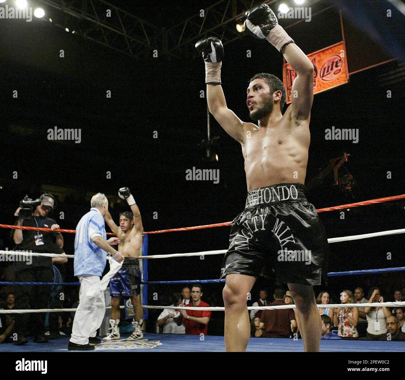 Julio Pablo Chacon of Argentina, left, waits in his corner as Mike ...