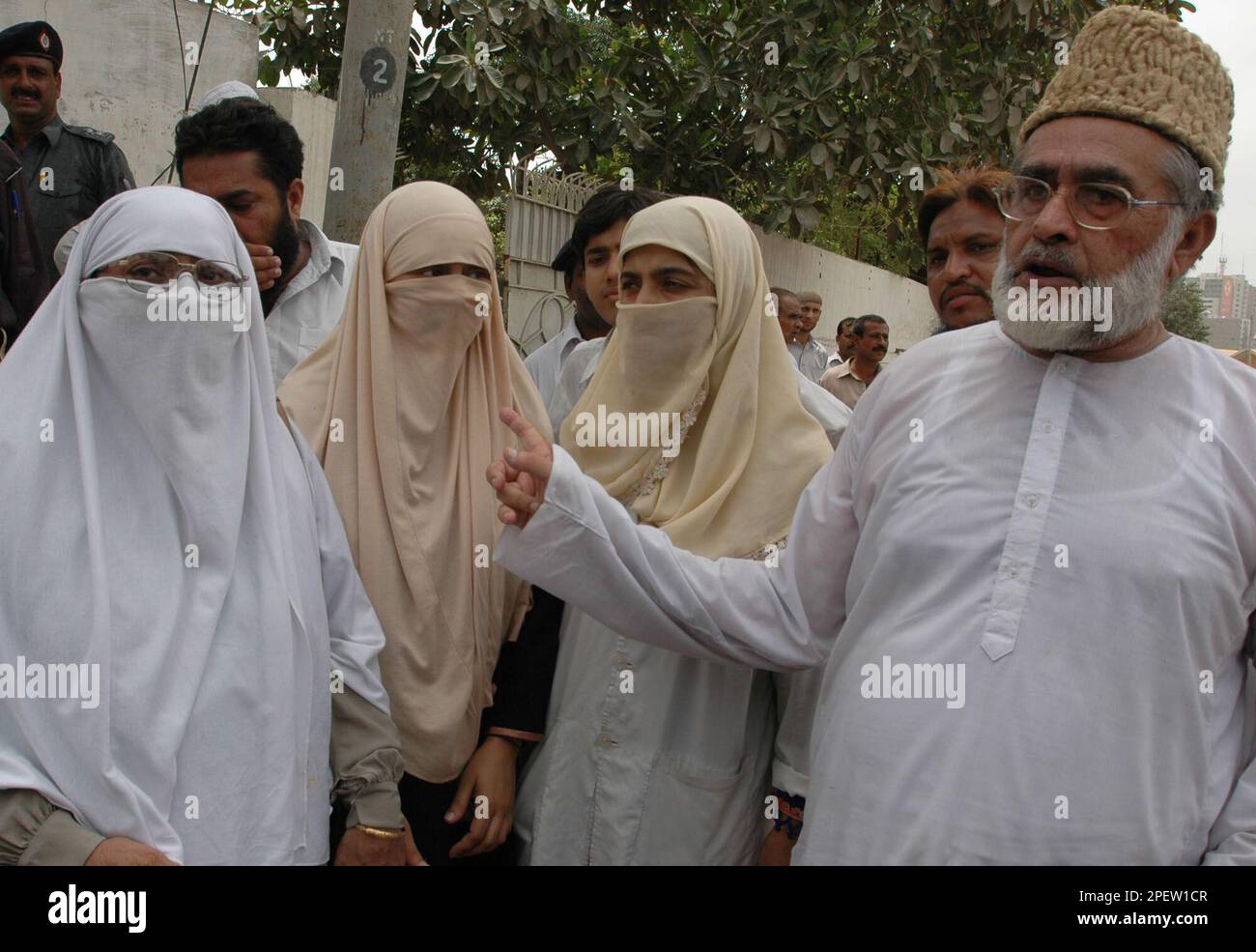 Family members of Pakistani doctors - brothers Akmal Waheed and Arshad ...