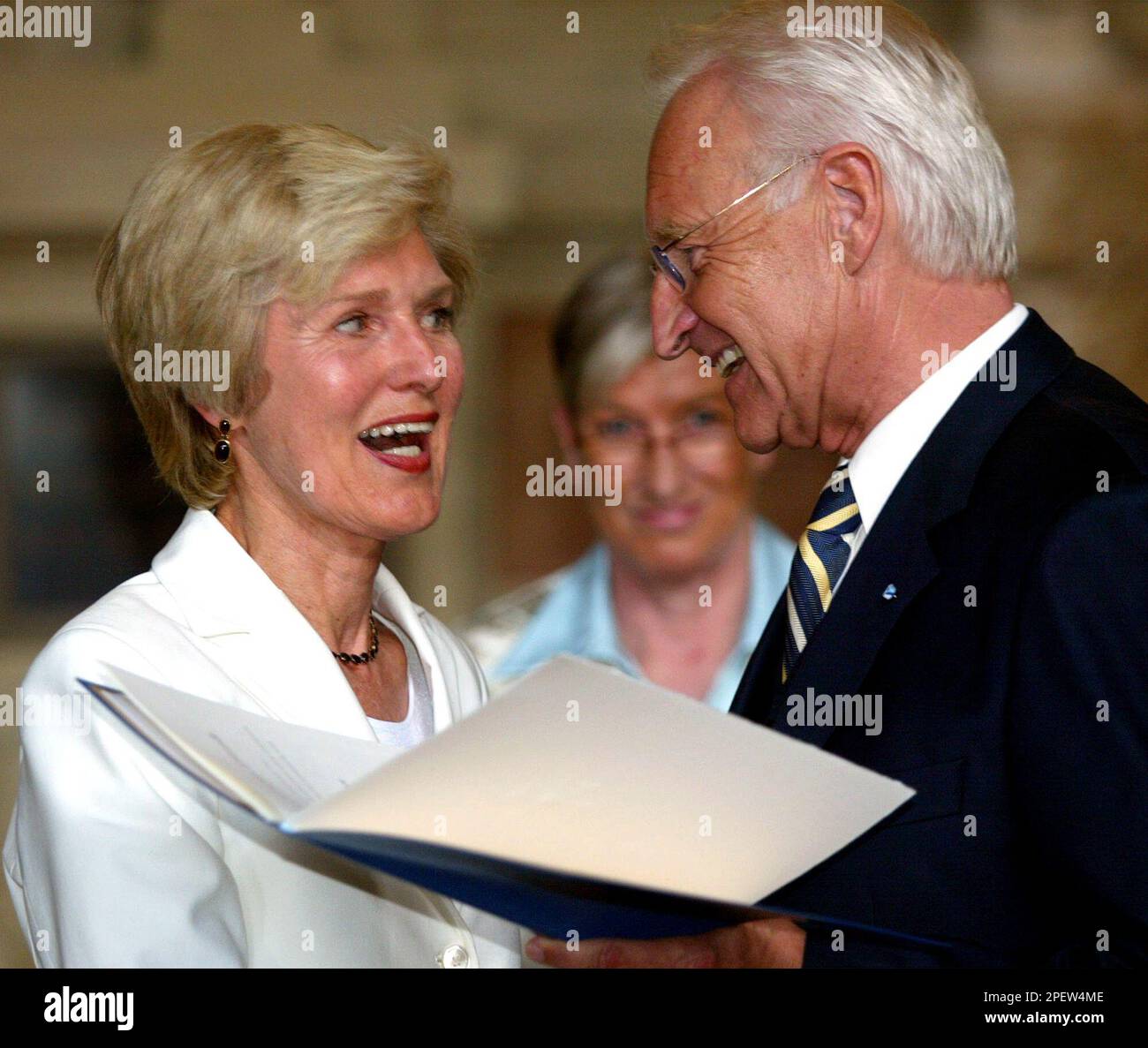 Der bayerische Ministerpraesident Edmund Stoiber ueberreicht am Montag ...