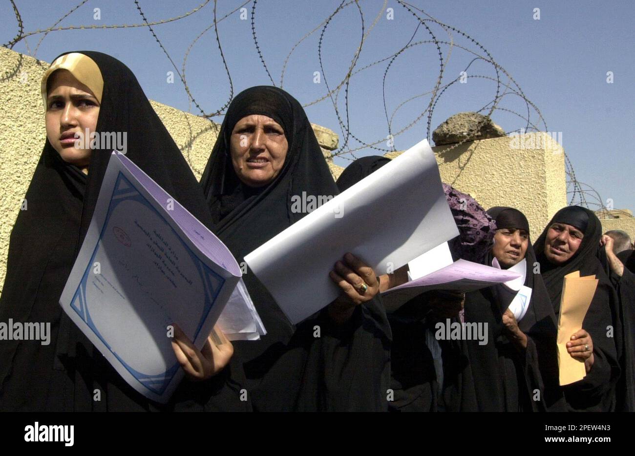 Iraqi women line up for to apply for passports at the Iraqi Ministry of ...