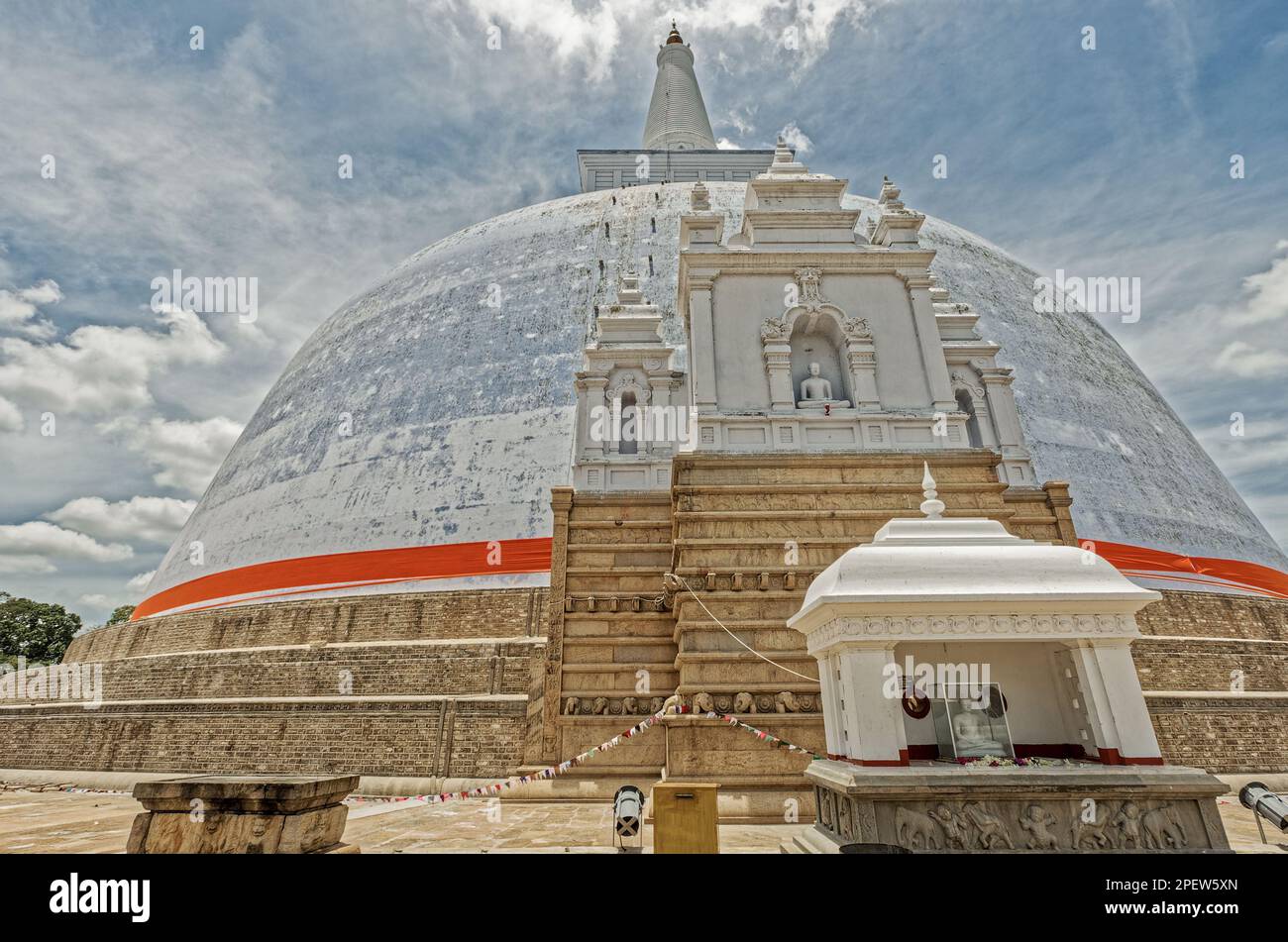 09 10 2007 Ruwanweli Maha Seya Ruwanwelisaya stupa in Anuradhapura; Sri ...