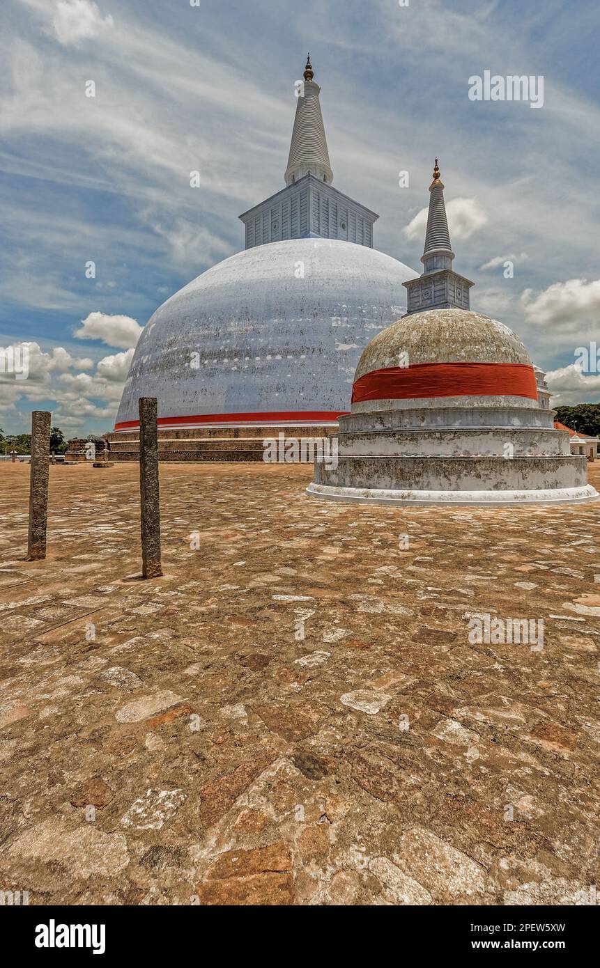 Ruwanwelisaya maha stupa buddhist hi-res stock photography and images ...