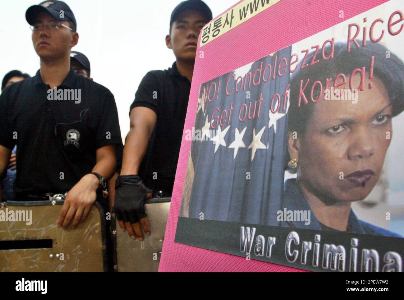 South Korean riot police officers stand guard next to a protesting ...