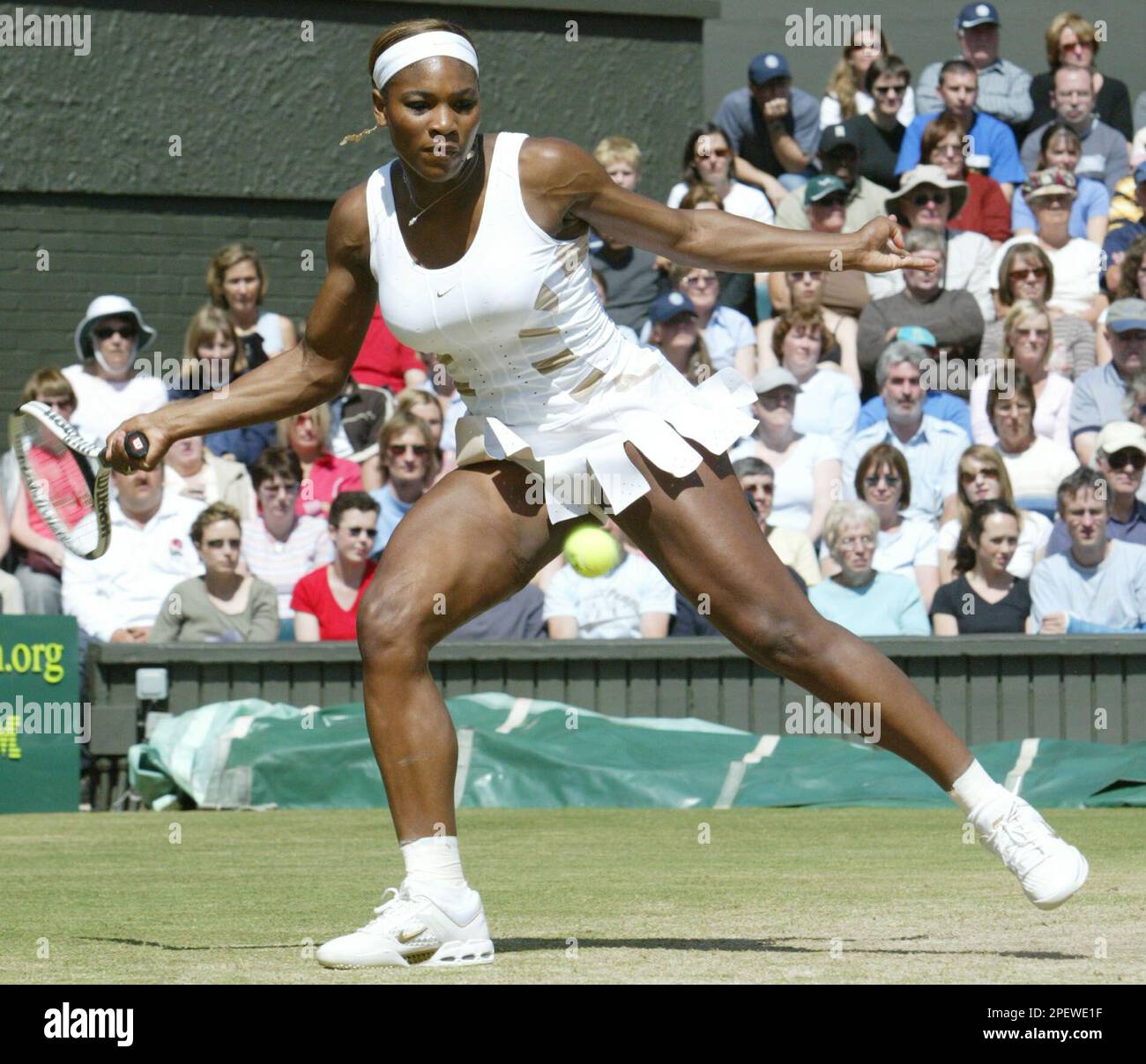 Defending champion Serena Williams returns to Russia's Maria Sharapova ...
