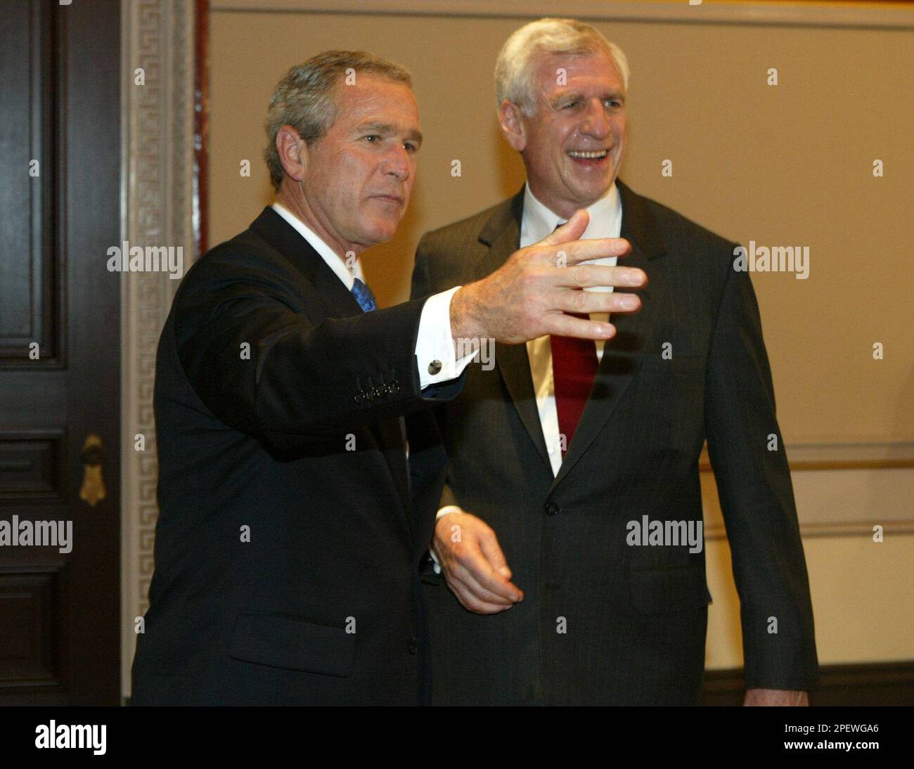 President Bush, left, acknowledges guests with new United Nations ...
