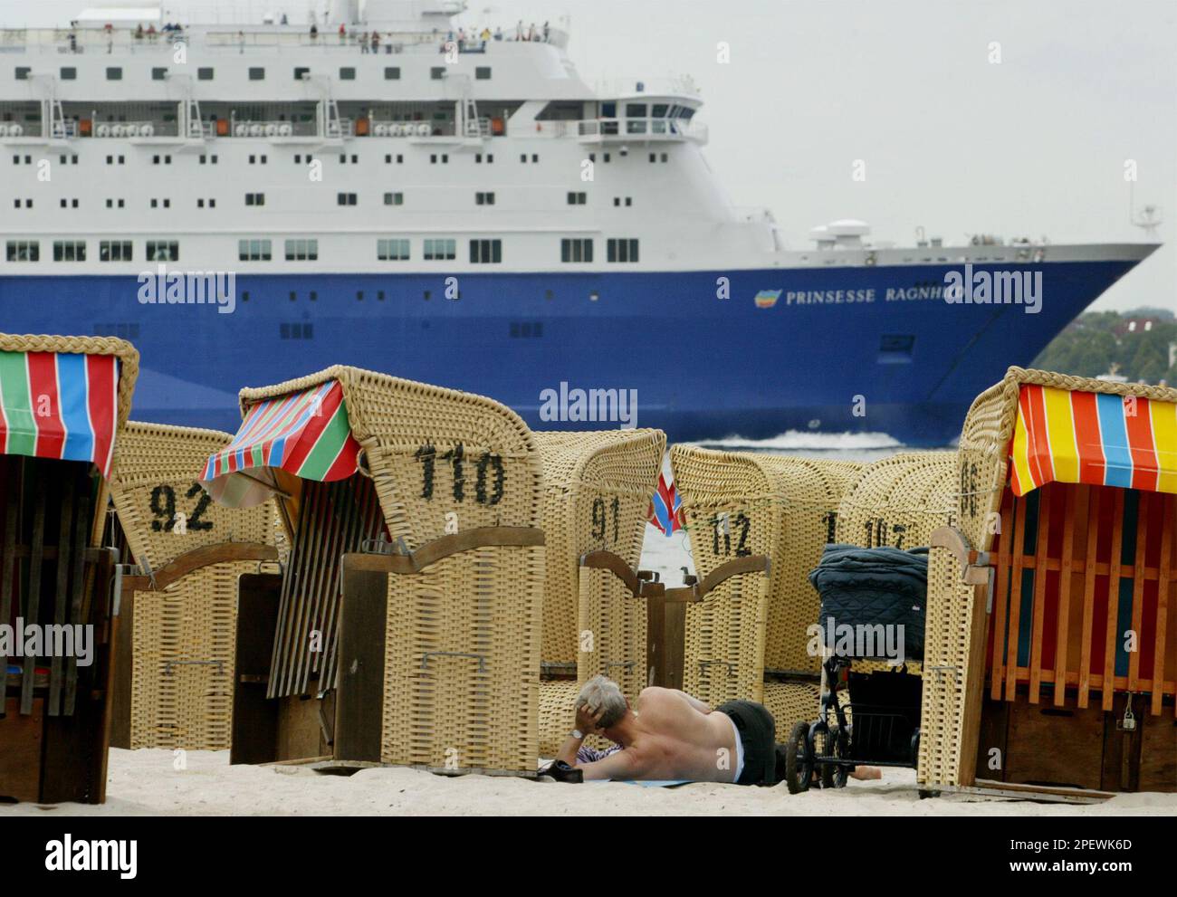 Ein Urlauber liegt am Mittwoch, 30.Juni 2004, am Strand von Heikendorf ...