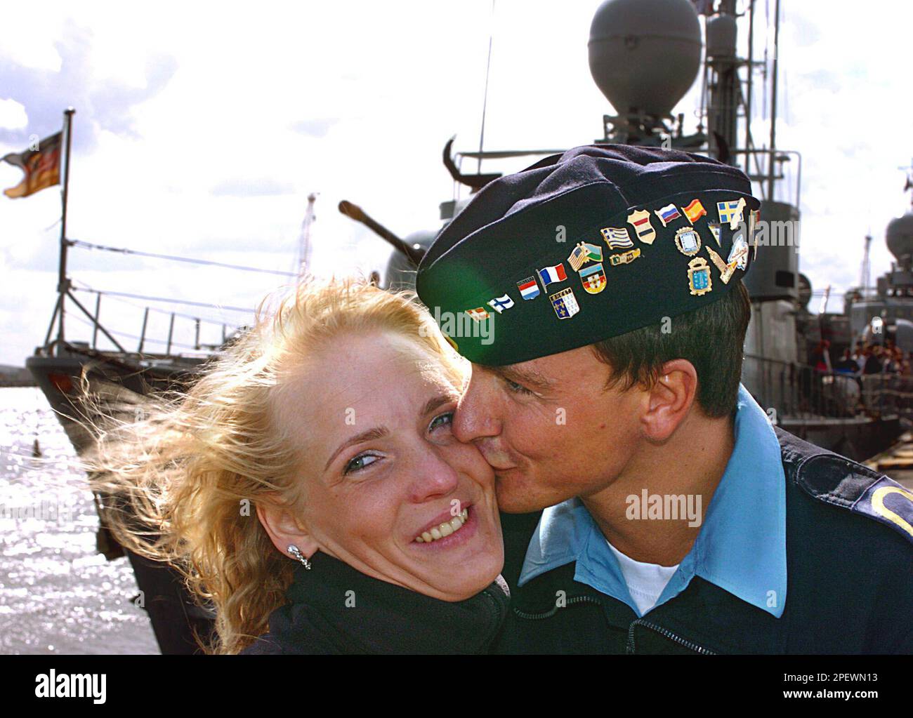 Matrose Michael Piet, rechts, begruesst im Heimathafen des 2. und 7 ...